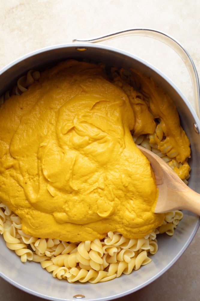 Vegan Pumpkin Mac and Cheese - Nora Cooks
